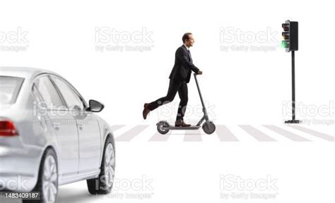 전기 스쿠터를 타는 사업가와 횡단보도에서 기다리는 자동차의 전체 길이 프로필 샷 30 34세에 대한 스톡 사진 및 기타 이미지 30 34세 교통 교통수단 Istock