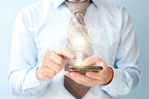 혁신과 영감 독창적 인 과학 기술 혁신적인 아이디어로 아이디어 개념을 표현하기 위해 전구를 들고있는 손 글로벌 네트워크 연결에서 관점과 네트워킹 개념에 대한 스톡 사진 및