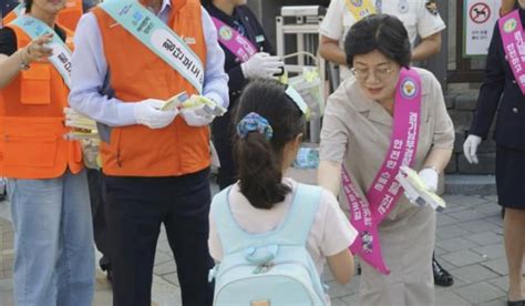 광주하남교육지원청 광주초등학교서 아이 먼저 어린이 교통안전 캠페인 실시