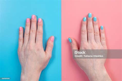 파란색과 분홍색 배경에 밝은 여름 매니큐어와 여성의 손 재미있는 색상의 트렌디 한 매력적인 손톱 감정에 대한 스톡 사진 및 기타
