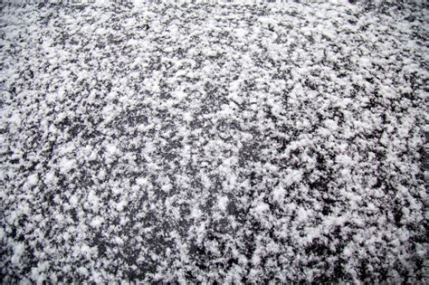 Latar Belakang Kepingan Salju Di Permukaan Logam Hitam Banyak Kepingan Salju Di Kap Mobil Foto