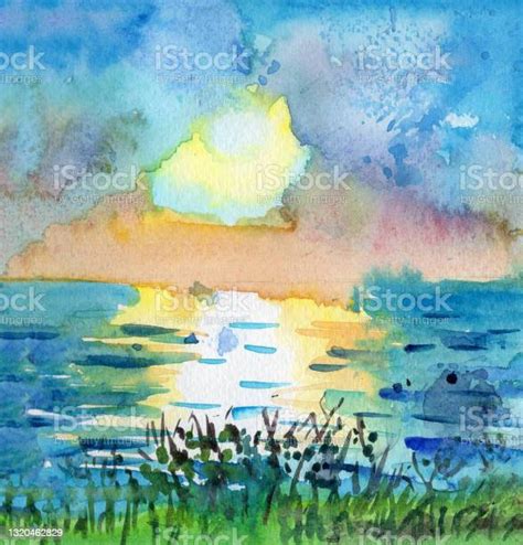 손으로 그린 바다 스케이프 수채화 스케치 녹색 유리와 꽃풍경 바다 또는 바다 여름 드로잉 파란색 보라색 노란색 태양이 하늘을 설정합니다 자연과 생태학 엽서 포스터 및 인쇄용