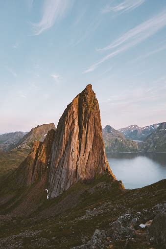 노르웨이 일몰 바위와 피요르드 의 세글라 마운틴 피크 풍경은 지속 가능한 여행 아름다운 목적지 풍경 센자 섬 스칸디나비아 자연 0명에 대한 스톡 사진 및 기타 이미지