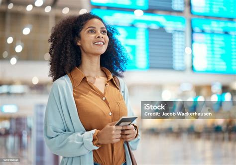 공항에 있는 흑인 여성 휴가를 위한 여행과 여권 미소 비행기 표 탑승권을 준비합니다 자유 이민 및 여성 터미널에서 교통 및 휴가 마인드가 있는 비행 30 34세에 대한 스톡