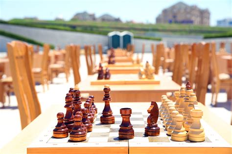 체스 보드 조각 체스 보드와 Emtye 테이블에 나무 조각의 사진과 노란색과 갈색 사진 나무 체스 게임을하는 방법 노란색과 갈색