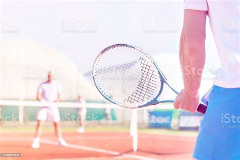 테니스 코트에서 친구들과 놀면서 라켓을 들고있는 성숙한 남자의 중간 부분 3 명에 대한 스톡 사진 및 기타 이미지 3 명 40 44세 50 54세 Istock