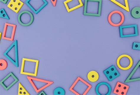 여러 가지 빛깔의 나무 장난감 보라색 배경에 블록 트렌디 한 퍼즐 장난감 기하학적 모양 사각형 원 삼각형 사각형 유치원 유치원 또는 보육원을위한 교육 장난감 클로즈업