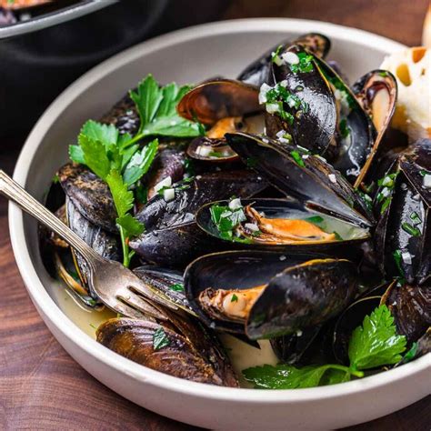 Mussels In White Wine Sauce Sip And Feast