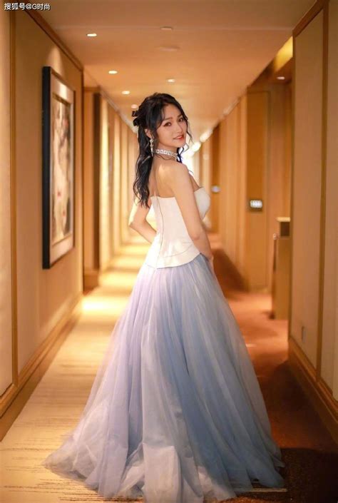 许馨文一袭水雾蓝梦幻长裙，打破平时飒爽风格 搜狐大视野 搜狐新闻