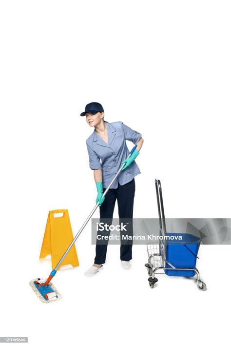 바퀴에 걸레와 양동이와 청소 유니폼을 입은 소녀 흰색 배경과 젖은 바닥 표지판에 고립 가사 집안일에 대한 스톡 사진 및 기타 이미지 가사 집안일 가정 생활 가정 주부