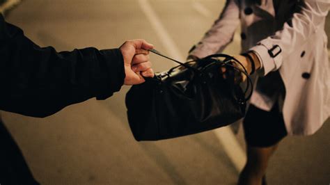 Полицията издирва две жени след сигнал за открадната чанта от спирка в Пловдив Nova