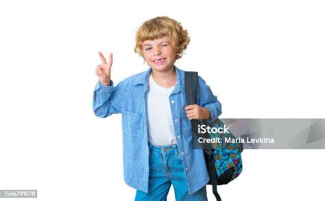 초등학교 웃는 소년 소녀 Png 배낭으로 격리 된 승리 평화 표지판 미소 카메라에 윙크 빈 개념을 광고하기 위한 공간을 복사합니다 학교로 돌아 가기 어린 시절 교육 어린이를