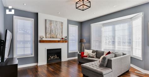 갈색 나무 쪽모이 세공 마루 바닥에 회색 소파 사진 Unsplash의 무료 내부 이미지