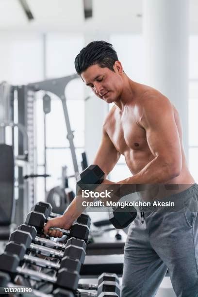 체육관과 피트니스 클럽에서 아령 랙에서 리프팅 운동 보디 맨의 손으로 아령을 닫는 체육관과 피트니스 배경 30 34세에 대한 스톡 사진 및 기타 이미지 Istock