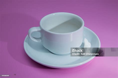 분홍색 배경 위에 커피 컵 설탕 클리핑 경로가 있는 분홍색 배경에 분리된 유리 컵입니다 정면 도면 0명에 대한 스톡 사진 및 기타 이미지 Istock