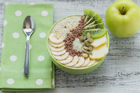 건강 한 채식주의 채식 다이어트 아침 씨 사과 바나나 키 위를 얹은 녹색 스무디 그릇 0명에 대한 스톡 사진 및 기타 이미지 0명 개념 건강한 식생활 Istock
