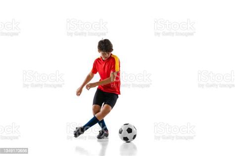 소년 십대 프로 축구 선수의 전체 길이 초상화 모션 흰색 배경에 고립 된 훈련 드리블 12 13세에 대한 스톡 사진 및 기타 이미지 Istock