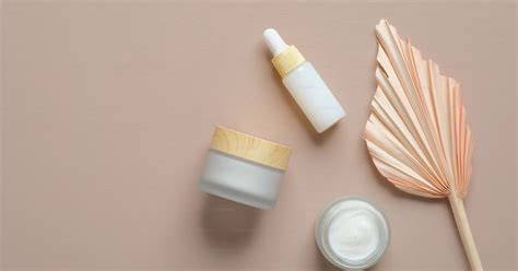 베이지색 배경에 유기농 화장품 크림과 로션이 있는 항아리 플랫 레이 평면도 복사 공간 천연 유기농 제품 미용 및 스파