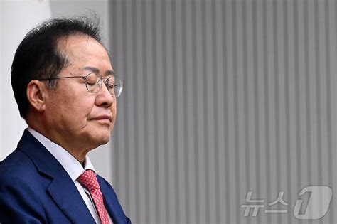 홍준표 한 X은 계엄 두 X은 후보 강제 교체로 자폭 미쳐도 곱게 미쳐라…미국行