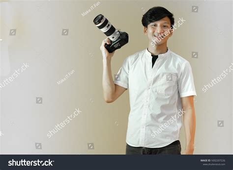154 Imágenes De Guy Behind Camera Lens Imágenes Fotos Y Vectores De Stock Shutterstock