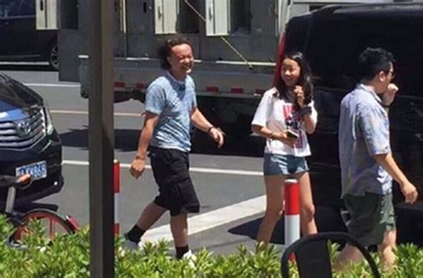 她们是星二代中的大长腿，胡军女儿16岁，吴尊女儿7岁！吴尊胡军女儿新浪新闻