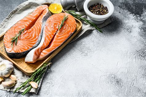 향신료와 나무 트레이에 신선한 연어 스테이크 대서양 물고기입니다 회색 배경입니다 맨 위 보기 텍스트를 위한 공간 건강한 식생활에 대한 스톡 사진 및 기타 이미지 Istock