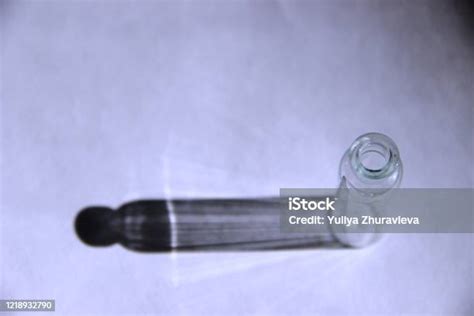 플라스크 실험실 유리 제품 장비 회색 테이블의 배경에 하드 그림자와 흰색 투명 유리의 하나의 유리 거품 Stem 주제에 대한