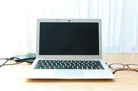 원목 테이블 위의 노트북 유토이미지 상세페이지 베이직샵 사진 20702938