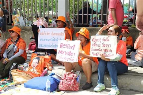 ด้อมส้มหน้าสภากรี๊ดโห่ ส ส ส ว ไม่โหวต “พิธา” นั่งนายกฯ ลั่นเตรียมหารือยกระดับชุมนุม