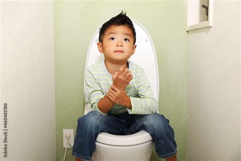 日本の水洗トイレに座っている男の子。 Stock 写真 Adobe Stock