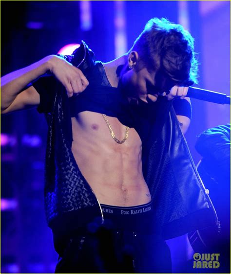 Justin Bieber Shirtless For New Years Eve 2013 Performance Photo