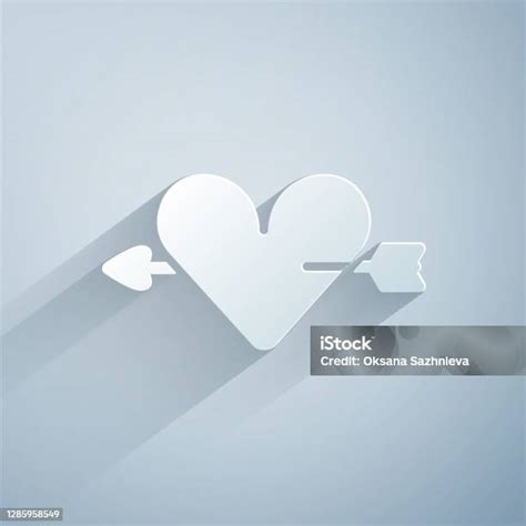 회색 배경에 격리 된 하트와 화살표 아이콘으로 종이 절단 Amour 기호 사랑 기호 발렌타인 기호 종이 아트 스타일 벡터 3차원 형태에 대한 스톡 벡터 아트 및 기타 이미지