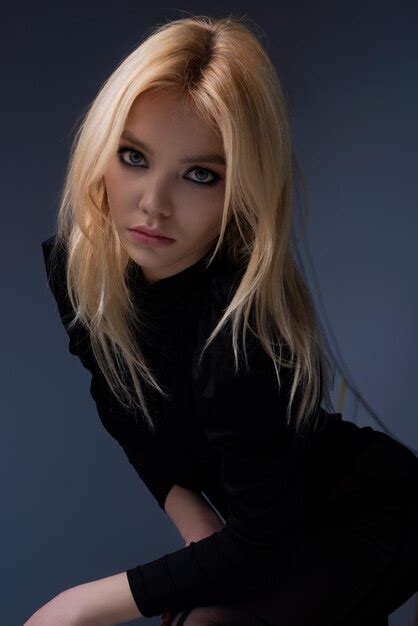 Hermosa Mujer Joven Sensual Con Piel Limpia Y Maquillaje Natural Hermosa Modelo Sexy Girl Face