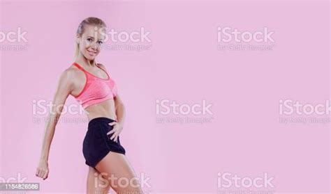 หนุ่มทรงพลังผมบลอนด์สาวพอดีสตูดิโอภาพ น้ำหนัก วิถีชีวิตที่มีสุขภาพดี