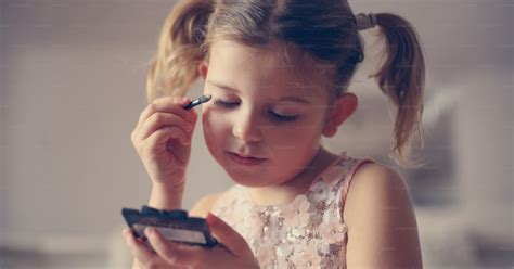 방에서 화장을 가지고 노는 귀여운 소녀들 사진 Unsplash의 메이크업을 하는 어린 소녀 이미지