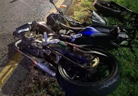 Murió Un Joven Motociclista Que Chocó Contra Un Auto Y Un Poste De Luz