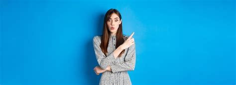 Une Jeune Femme Excitée Dit Wow à Lair Impressionné Et Pointant Vers