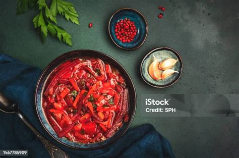 사탕무 야채 및 허브를 곁들인 수제 붉은 양배추 수프 녹색 식탁 배경에 접시에 담긴 러시아 보르시 평면도 복사 공간 비건 채식 건강 다이어트 현지 음식 감자 요리에 대한