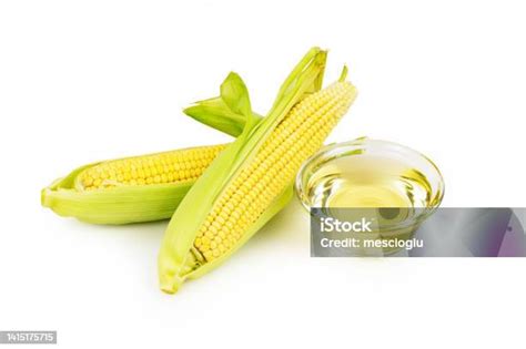 흰색 배경에 고립 된 신선한 익은 옥수수 속을 가진 유리에 옥수수 기름 식용유 옥수수 기름에 대한 스톡 사진 및 기타 이미지 옥수수 기름 흰색 흰색 배경 Istock