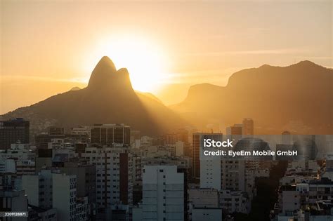 일몰에 리우데 자네이루의 두 형제 산과 이파네마 지구의 높은 각도 보기 0명에 대한 스톡 사진 및 기타 이미지 0명 건물 외관 건축 Istock