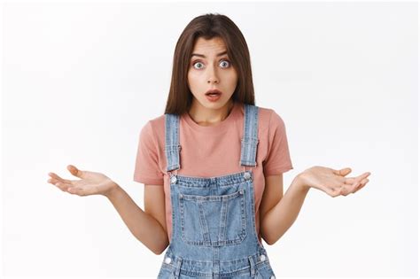 Смущенная потрясенная женщина задыхаясь от беспокойства объясняет что то или получает плохие