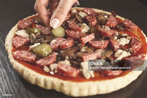 피자 요리 Chiken 살라미 소시지 두꺼운 반죽 피자 크 러스트 요리사의 고기 준비 맛 있는 피자 살라미 조리 과정 여자의 손을와 치킨 피자 버섯 샴 피 뇽 오이 닭고기에
