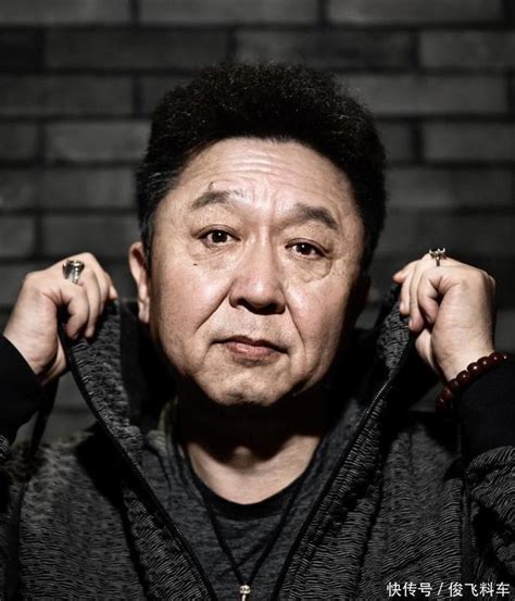 于谦机场被偶遇，独自提四包行李乘机接地气，54岁被曝超爱玩手游 360娱乐，你开心就好