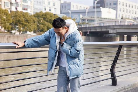 青年男性突发心脏疾病形象高清图片下载 正版图片502365162 摄图网
