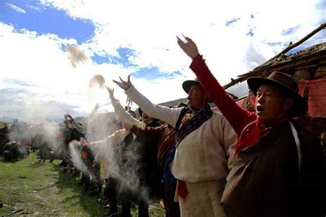 西藏农民欢度望果节祈盼丰收组图
