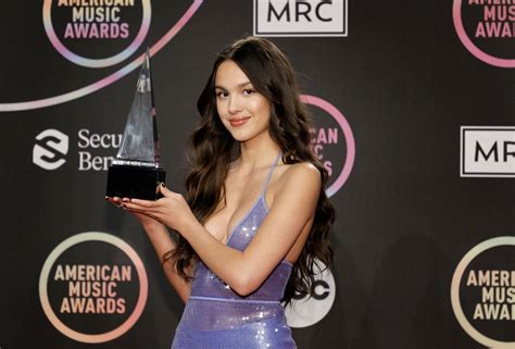 Olivia Rodrigo Sexy Décolleté Aux American Music Awards 2021 à Los