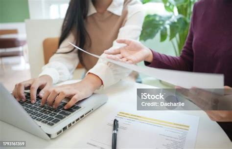 비즈니스 사람들 브레인스토밍 회의 디자인 아이디어 공유 전문 투자자 프로젝트 시작 비즈니스 브레인스토밍 사무실에서 계획 계획에 대한 스톡 사진 및 기타 이미지 Istock