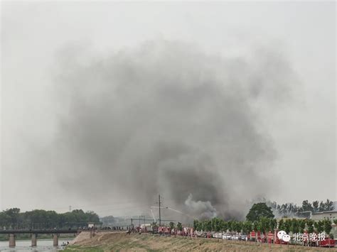 通州一工地起火浓烟数公里外可见明火已被扑灭 封面新闻