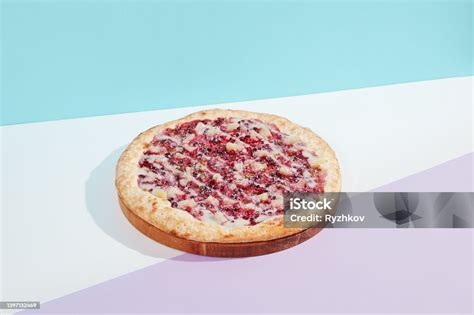 색깔이있는 배경에 과일과 열매가있는 이탈리아 피자 바나나 베리 및 소스를 파란색으로 최소한의 스타일로 곁들인 달콤한 피자 색상 배경을 가진 미국 피자 배달 개념 과일에 대한