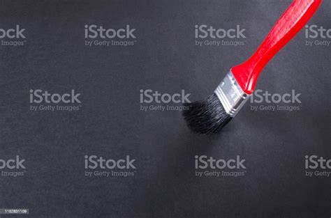 빨간색 나무 손잡이와 그것의 검은 강 모 어두운 배경의 페인트 브러시 가정 생활에 대한 스톡 사진 및 기타 이미지 가정 생활 강철 개념 Istock